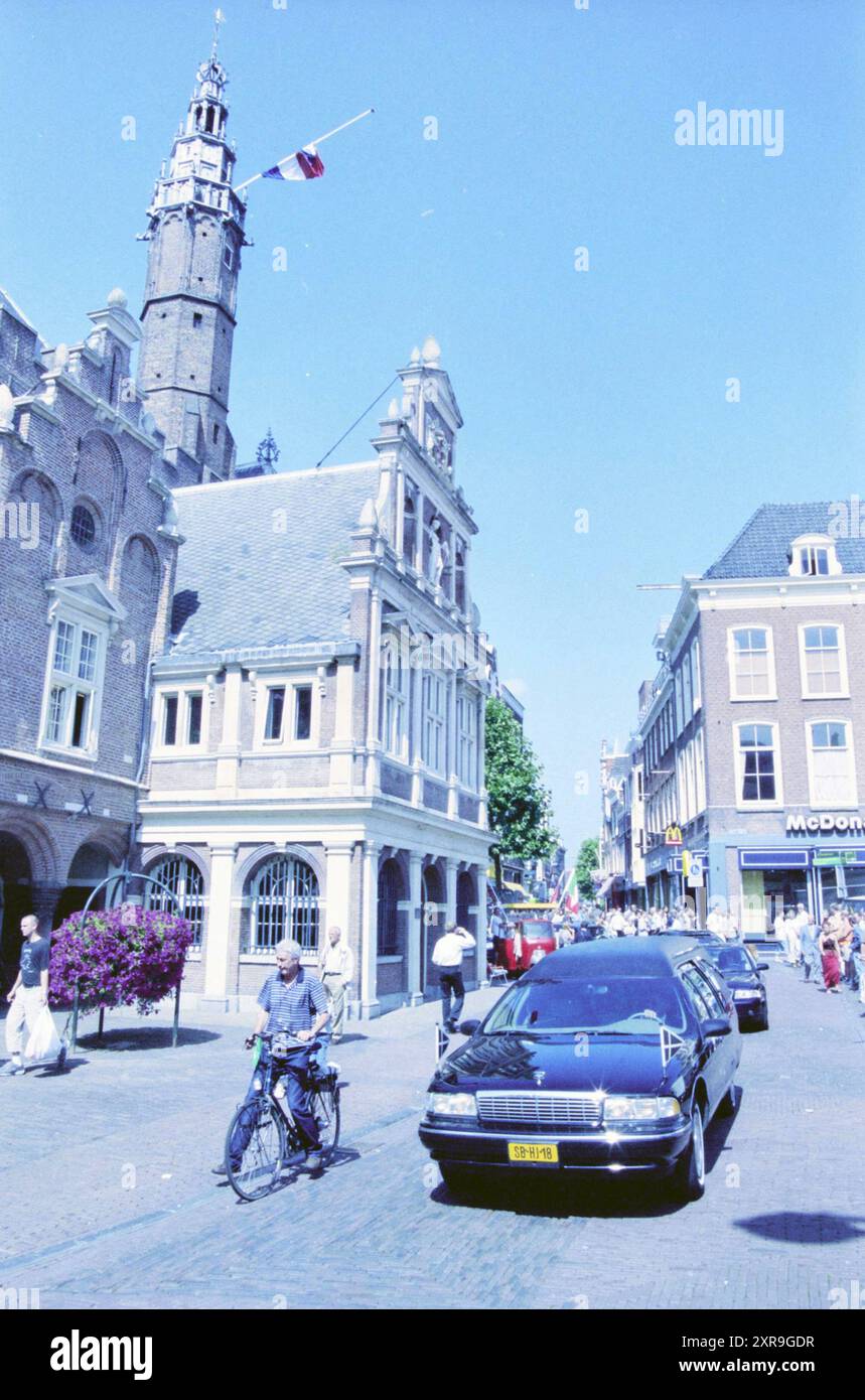 Funeral procession of former councilor Van der Geest, in front of Haarlem city hall, Haarlem ...