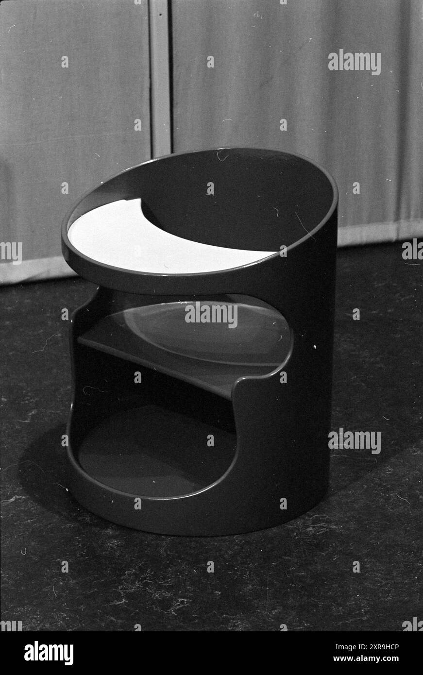 Round high chair Exhibitions, 05-10-1967, Whizgle Dutch News: Historic ...
