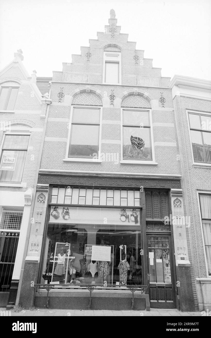 Pamphlet hangs hi-res stock photography and images - Alamy