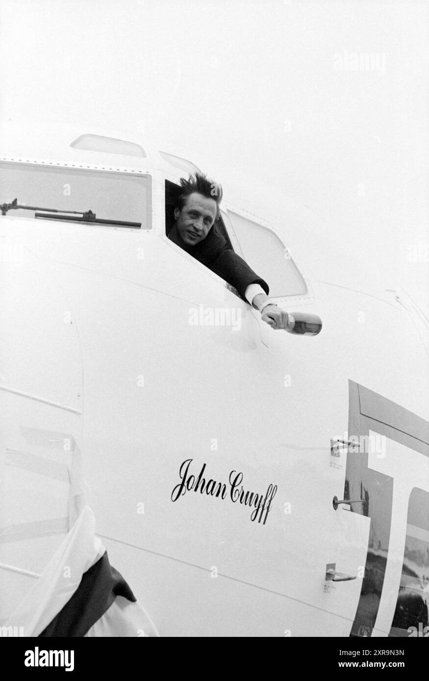 Christening Transavia Boeing 737-300 with the name Johan Cruijff by ...