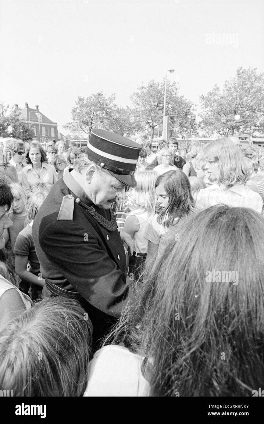 Unveiling of Dik Trom image, performance by Lou Geels alias Bromsnor ...