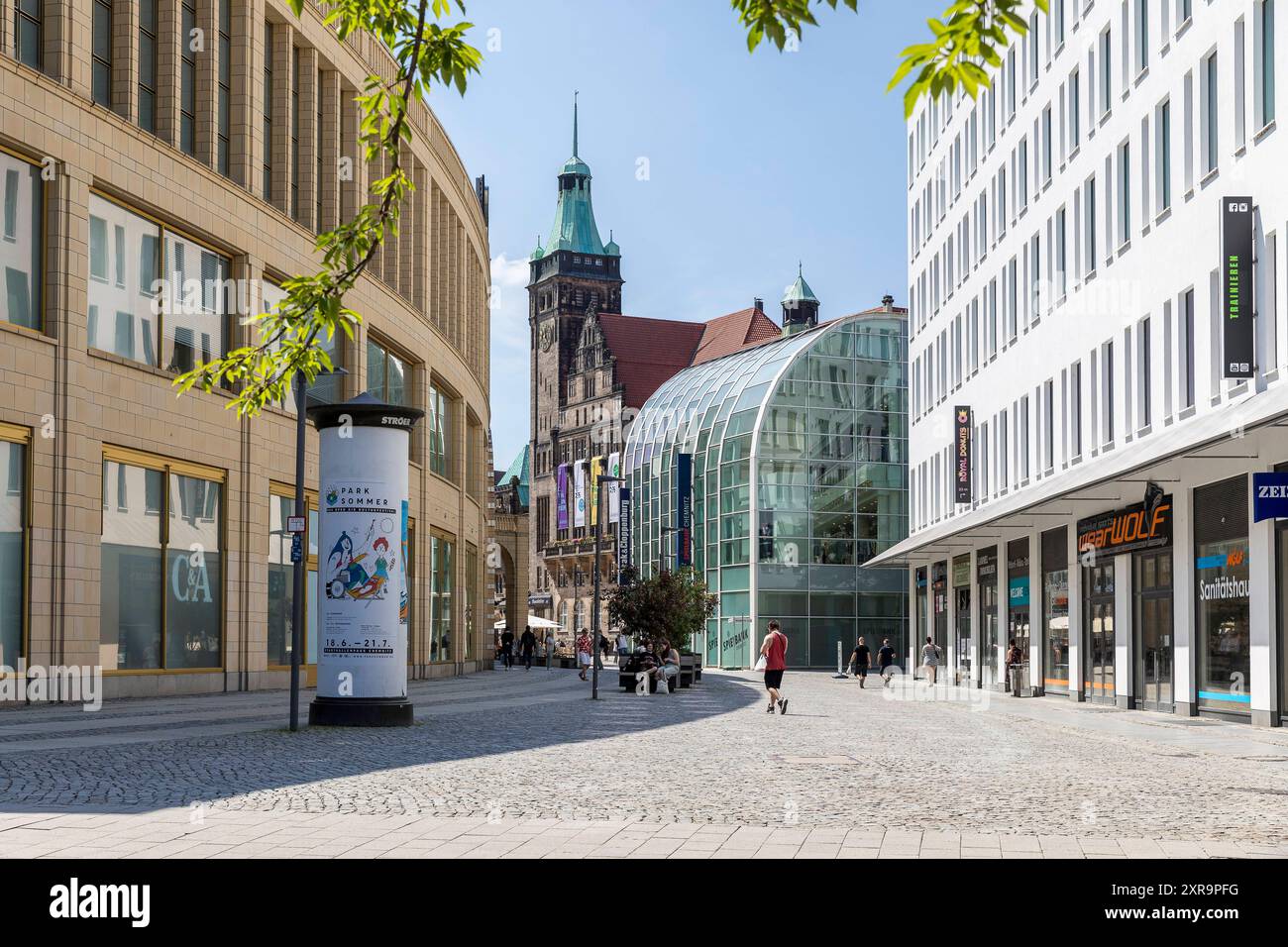 Einkaufszentrum Galerie Roter Turm und Neues Rathaus, Chemnitz, Sachsen ...