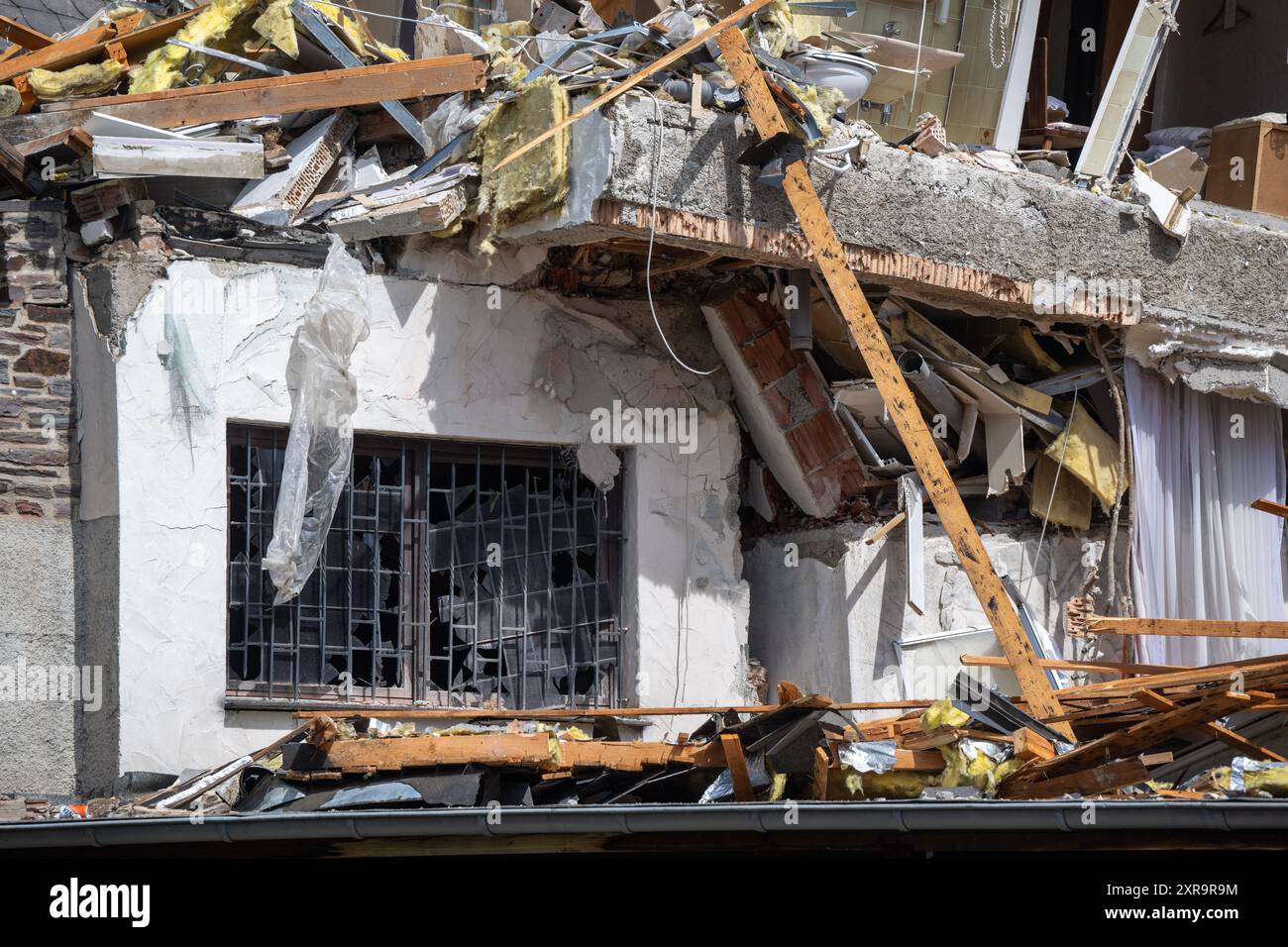 09 August 2024, Rhineland-Palatinate, Kröv: The collapsed hotel is ...