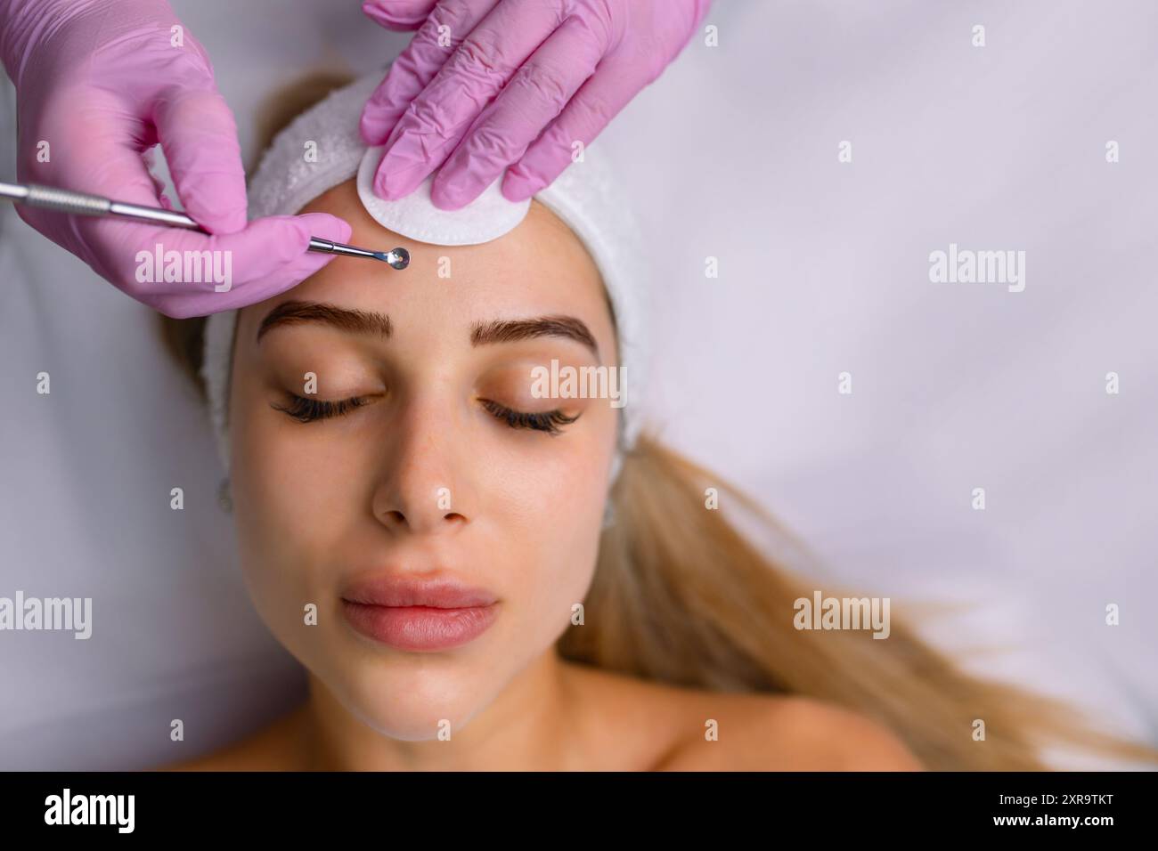 A procedure for mechanical or manual face cleansing by a beautician ...