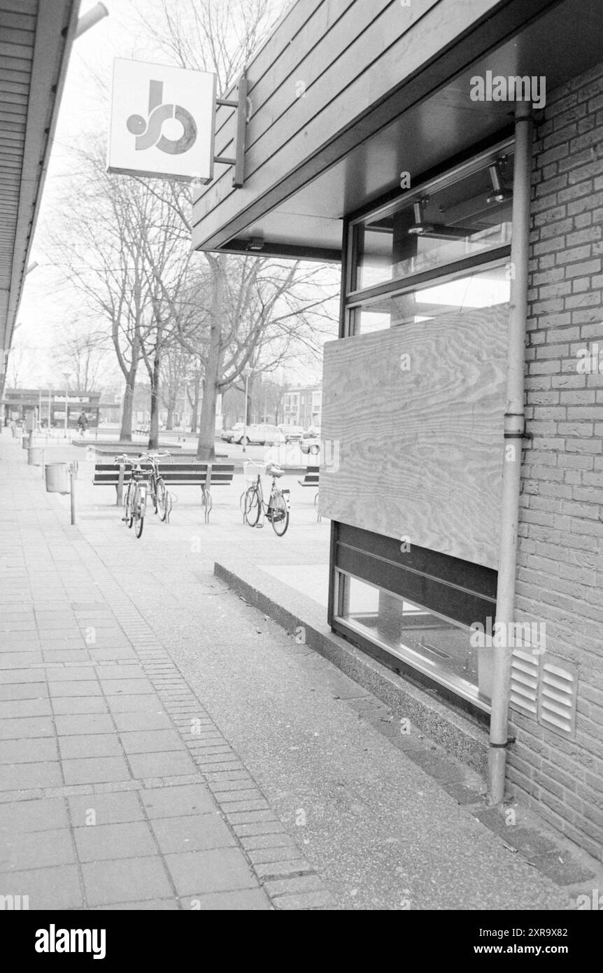 Boarded up windows at bank branch, 15-02-1982, Whizgle Dutch News ...