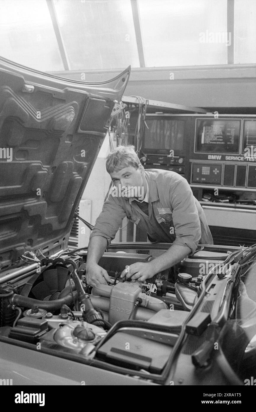 Mr. Ribbens, car mechanic of the year, 29-10-1990, Whizgle Dutch News ...
