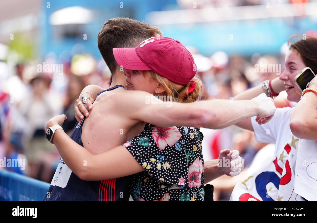Great Britain's Toby Roberts celebrates with sister Emma after winning ...