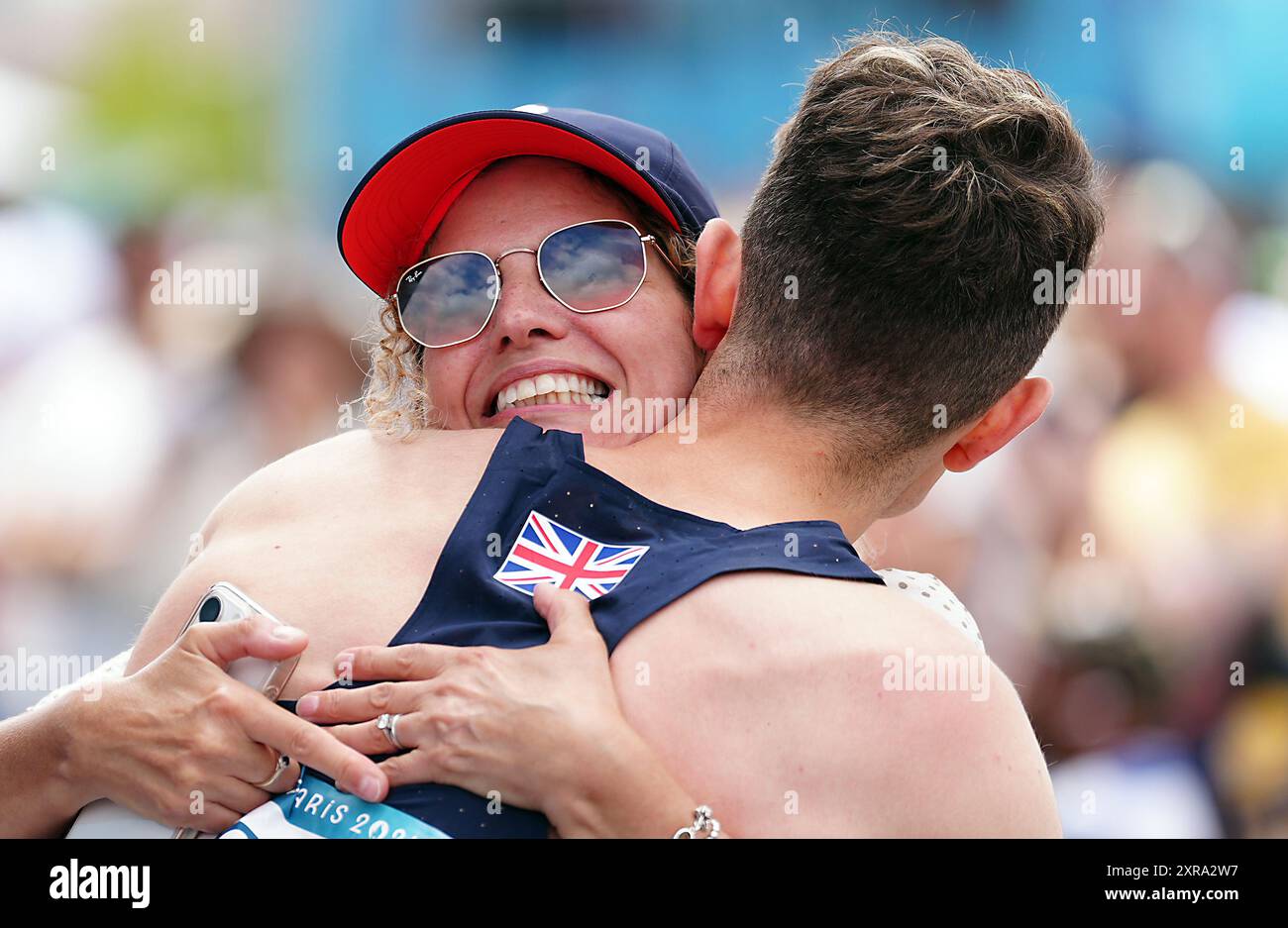 Great Britain's Toby Roberts celebrates with mum Marina after winning ...