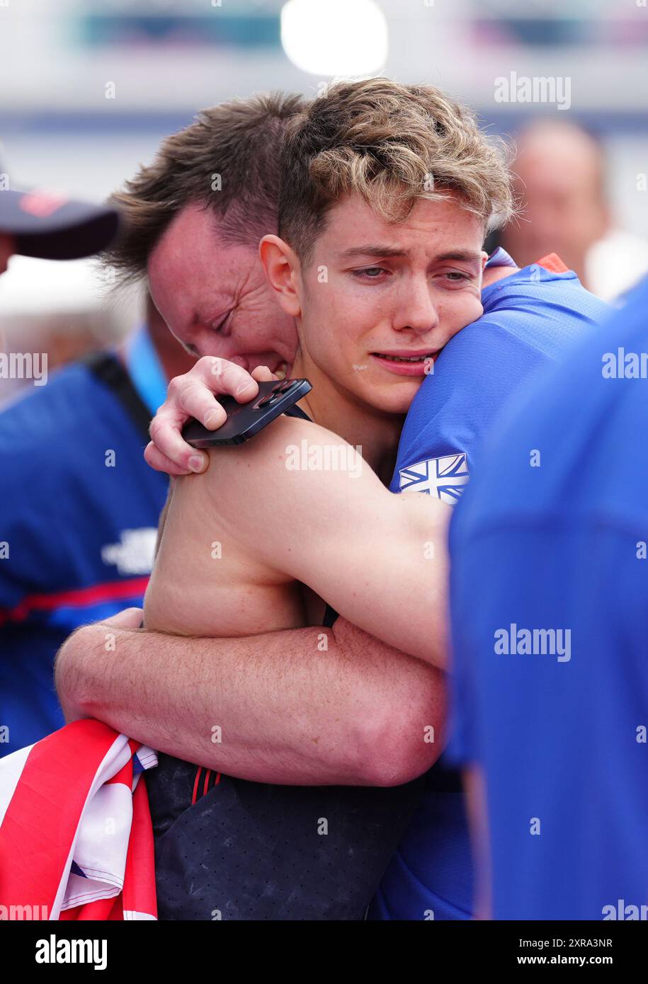 Great Britain's Toby Roberts celebrates with dad Tristian after winning ...
