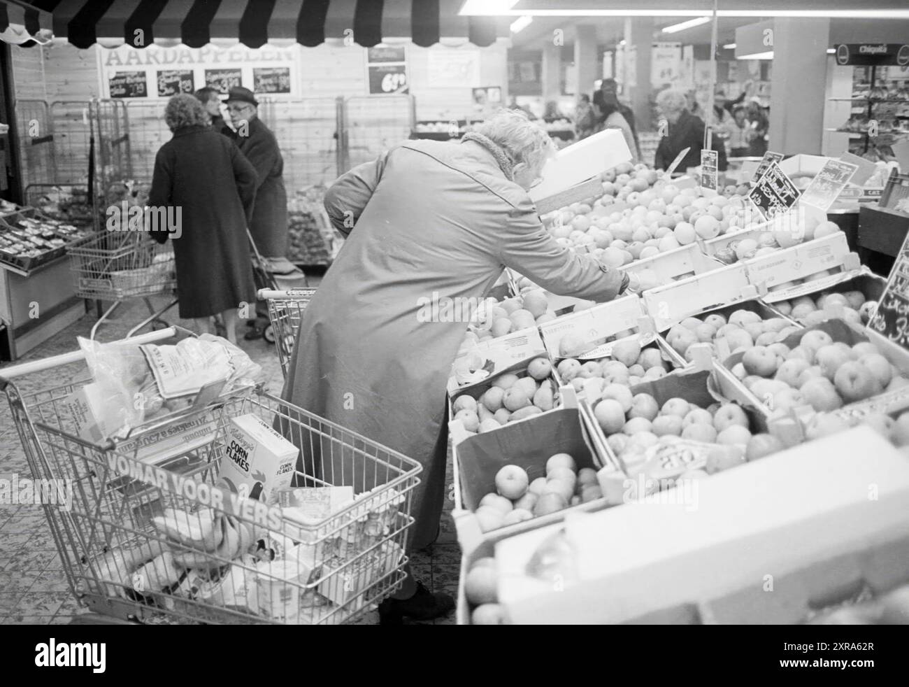 Shopping in supermarket, Supermarket, Shops and kiosks, 31-01-1985 ...