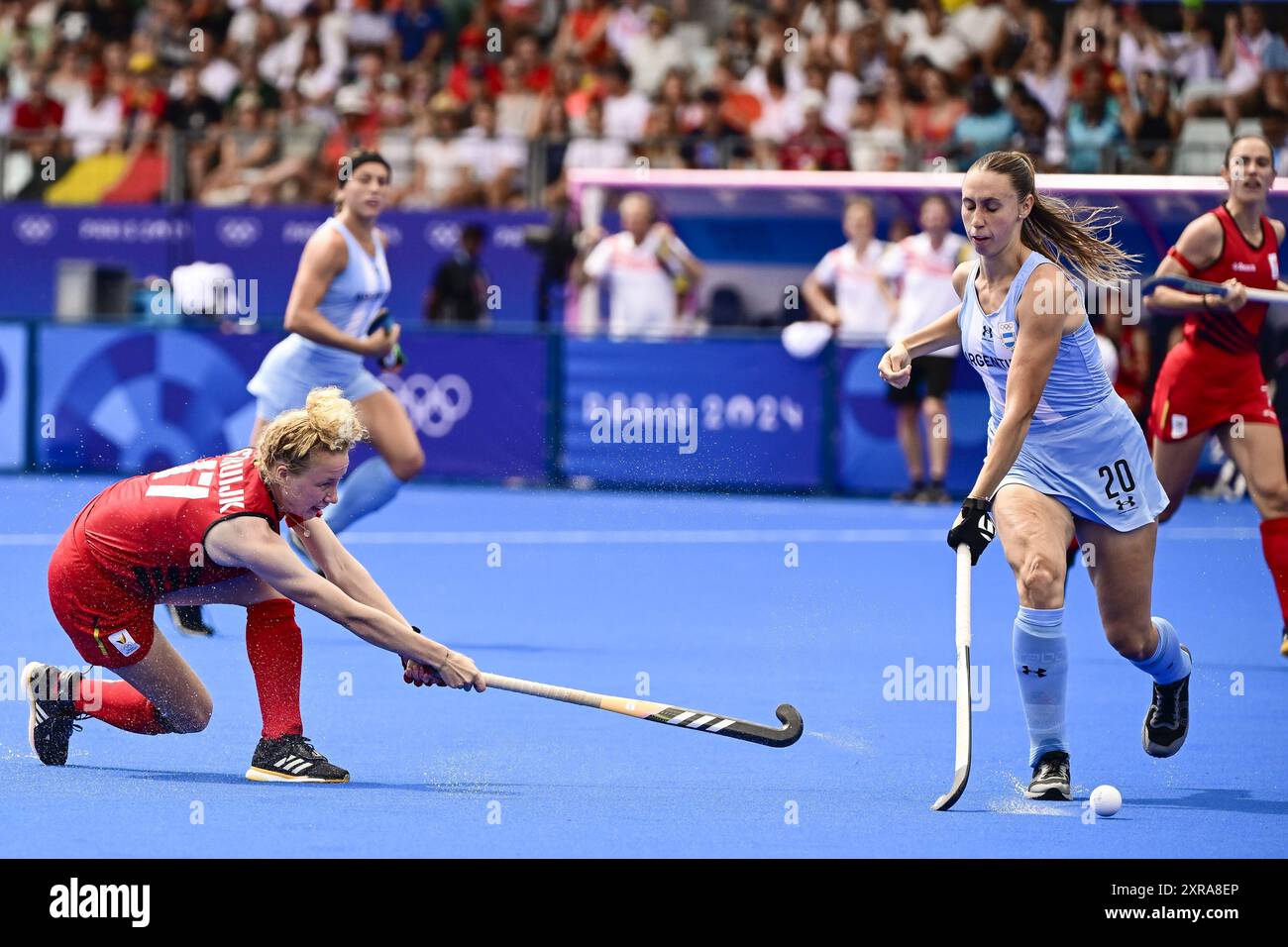 Paris, France. 09th Aug, 2024. Belgium's Michelle Struijk and Argentina's Sofia Cairo fight for ...
