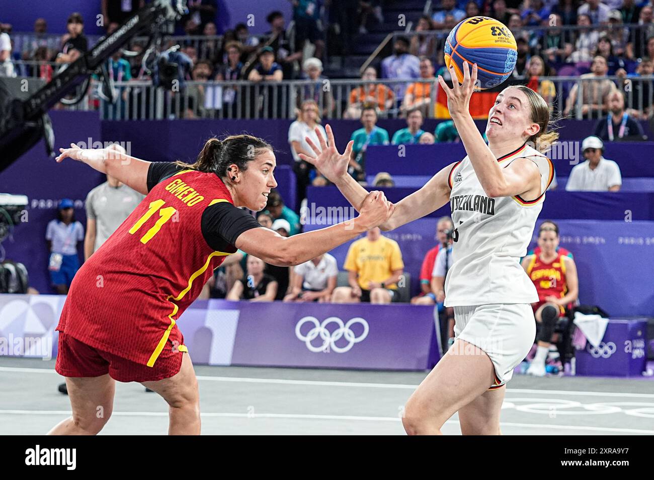 PARIS, FRANCE - AUGUST 5: Vega Gimeno of Spain stops Elisa Mevius of ...