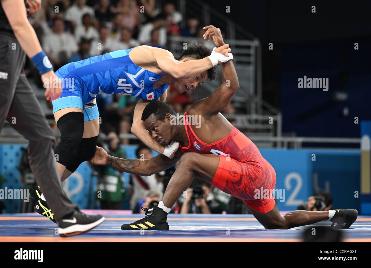 Paris, France. 9th Aug, 2024. Takatani Daichi (L) of Japan competes ...