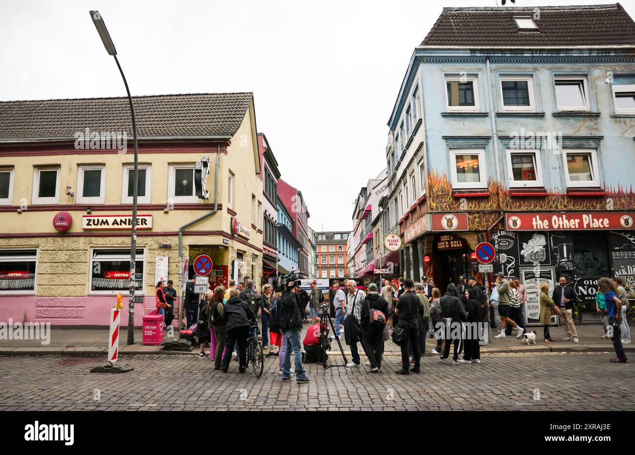 09 August 2024, Hamburg: Journalists and guests stand in front of the ...