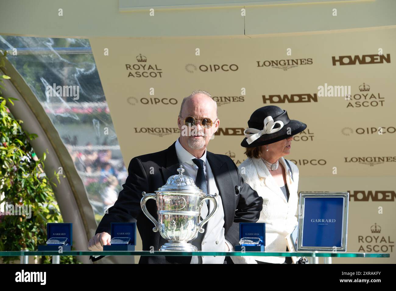 Ascot, UK. 20th June, 2024. Actor Tim McInnerny makes the winners ...