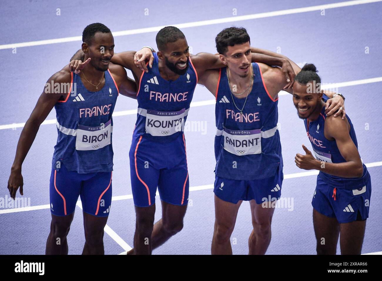 Paris, France. 09th Aug, 2024. France's team celebrates after crossing ...