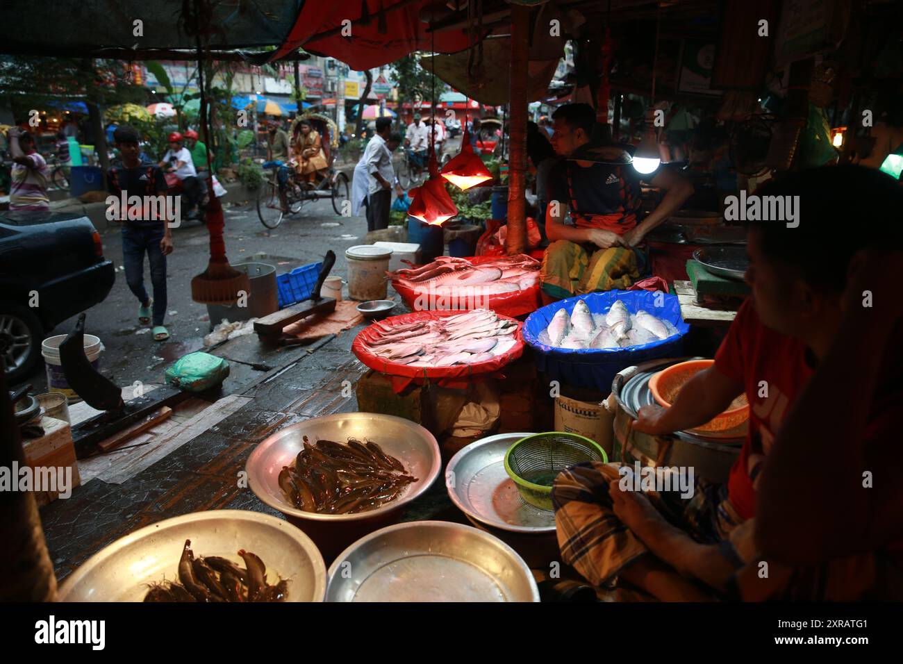 Fish market in dhaka bangladesh hi-res stock photography and images - Alamy