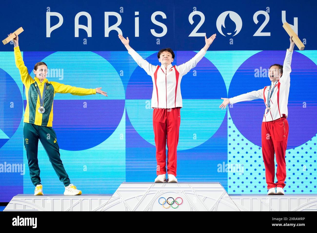 Gold medalist China's Chen Yiwen, center, China's Chang Yani, bronze ...