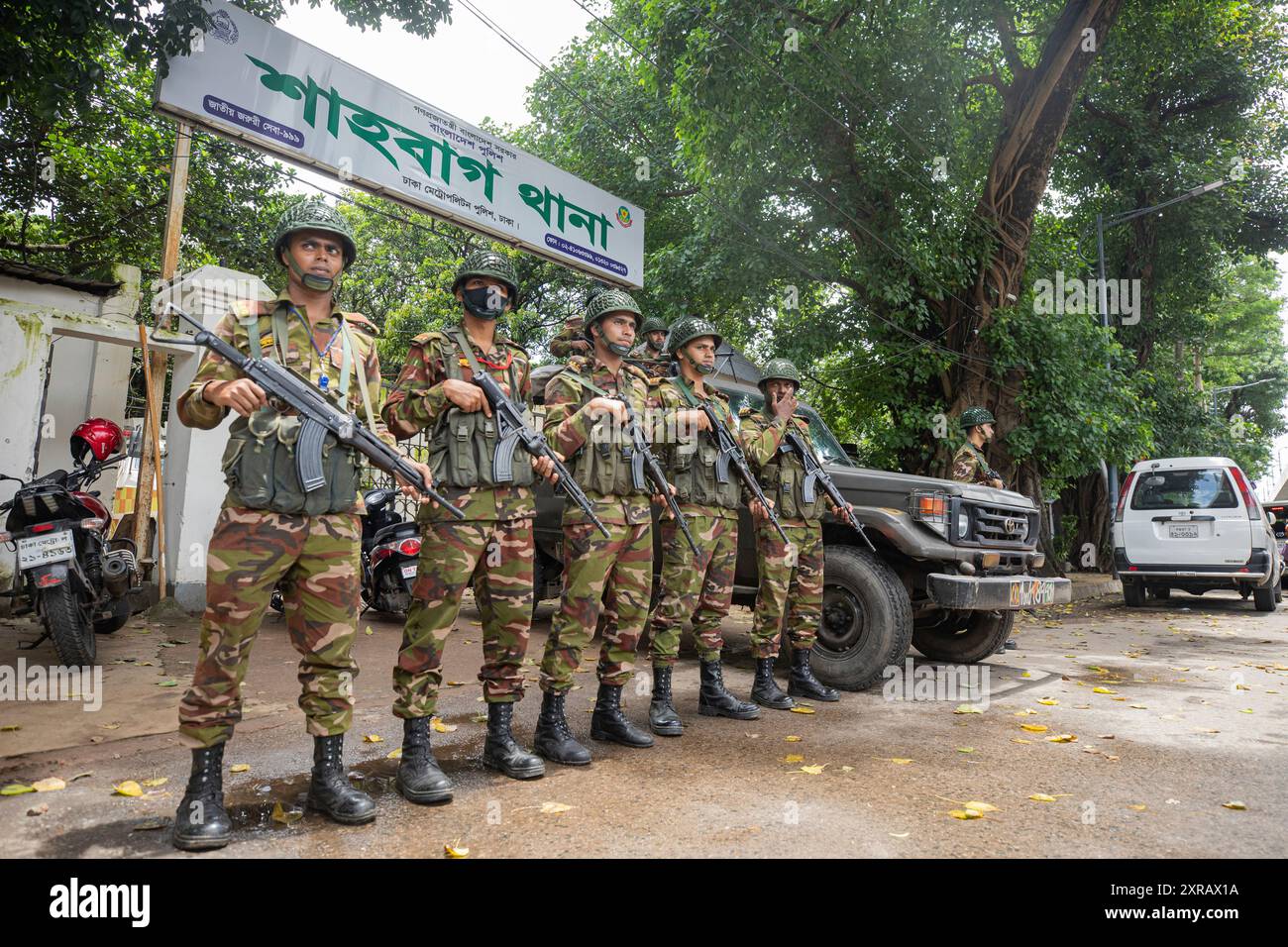 Army personnel stand guard in front of Shahbagh Police Station, near ...