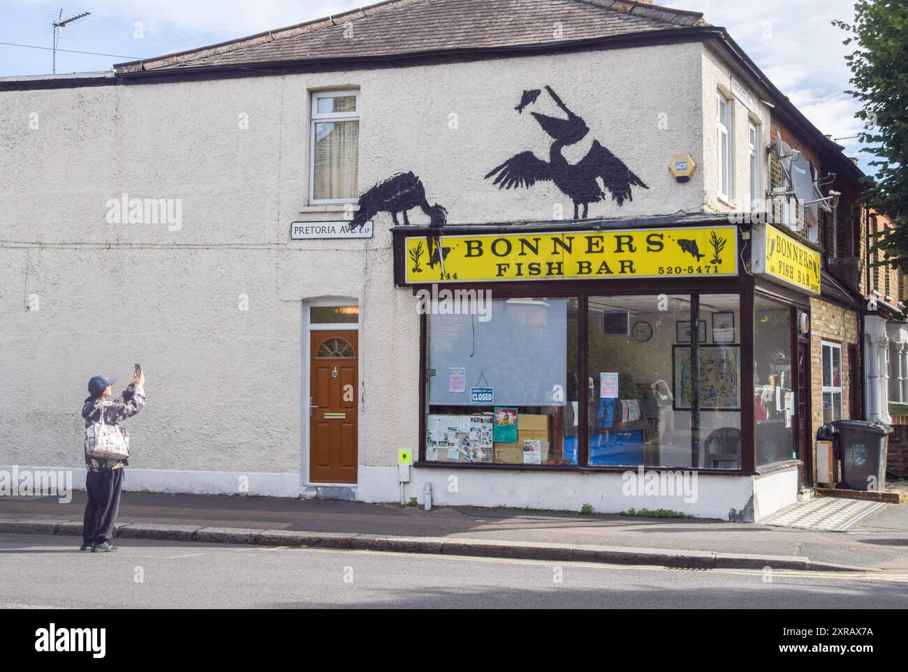 Woman takes photo street artist hi-res stock photography and images - Alamy
