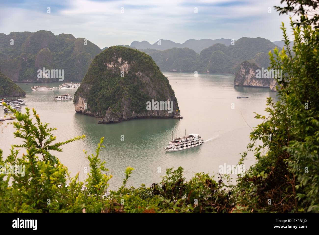 Sea bay in Vietnam with islands and boats Stock Photo - Alamy