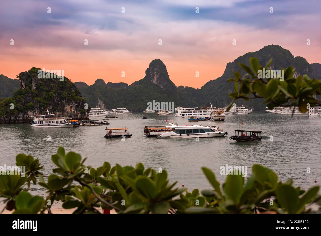 Sea bay in Vietnam with islands and boats Stock Photo - Alamy