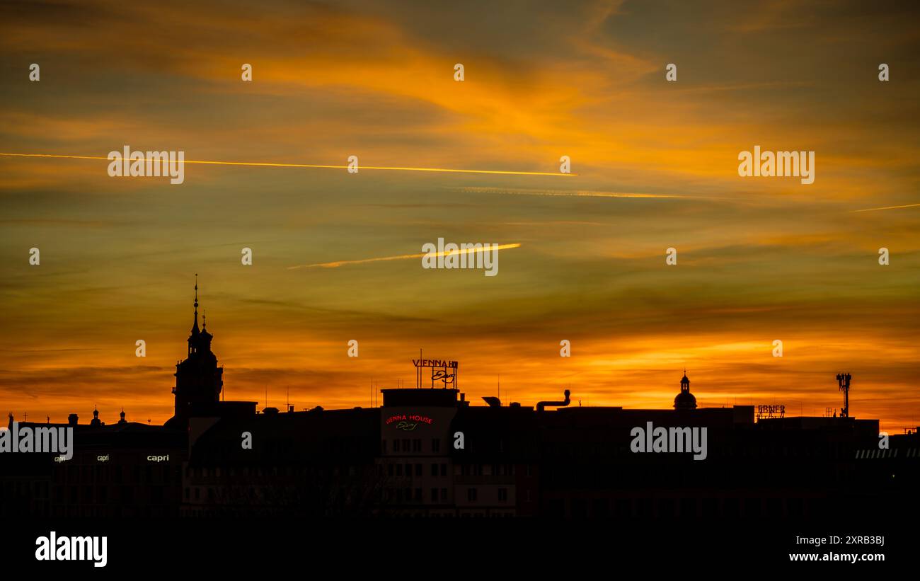 Blaue skyline hi-res stock photography and images - Alamy