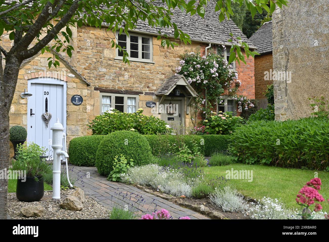 Cottages in the Gloucestershire village of Ebrington Stock Photo - Alamy