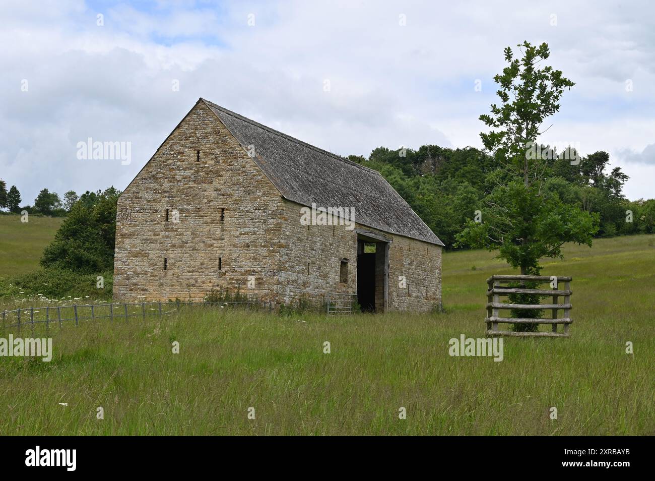 Traditional barn in the Oxfordshire hamlet of Little Rollright Stock ...