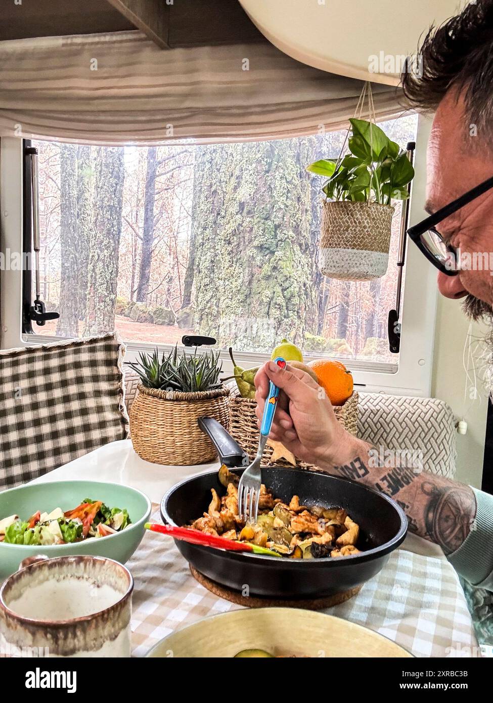 Man eating alone hi-res stock photography and images - Alamy