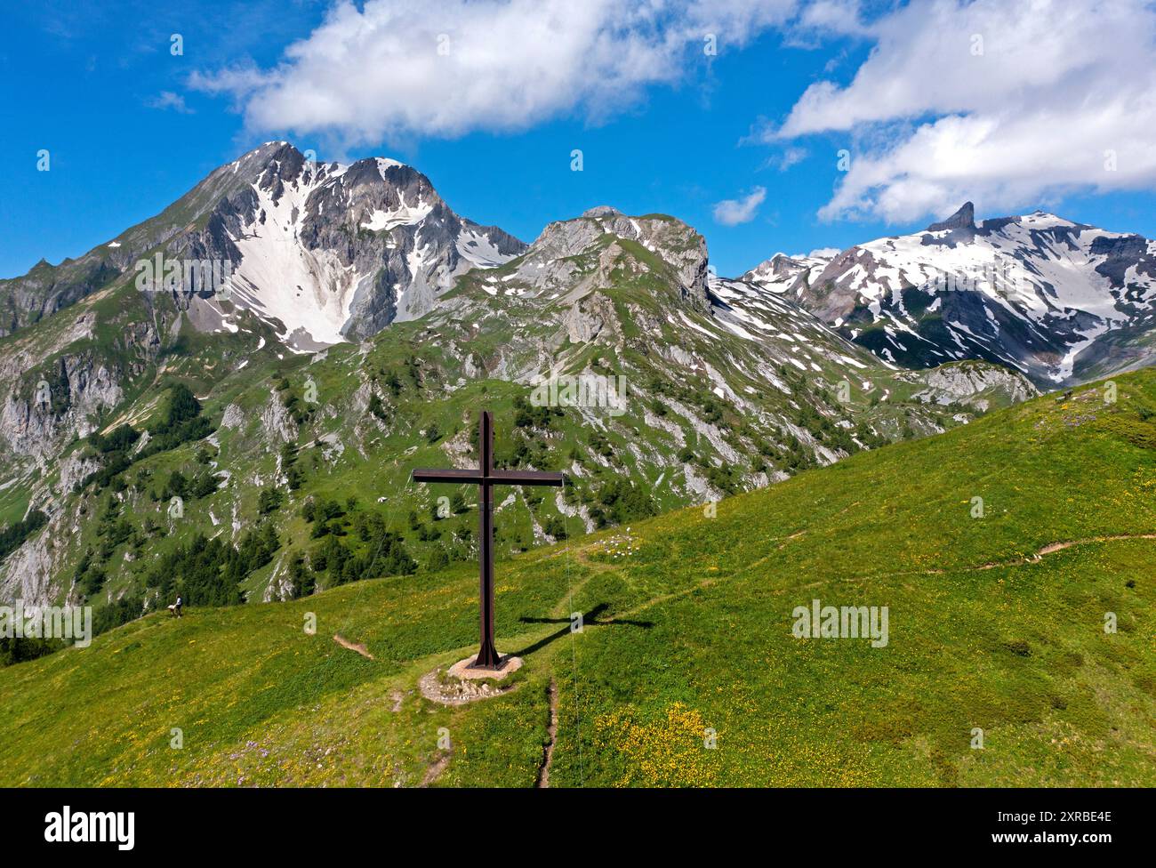 Summit cross on the summit La Seya, behind the summit Grand Chavalard ...