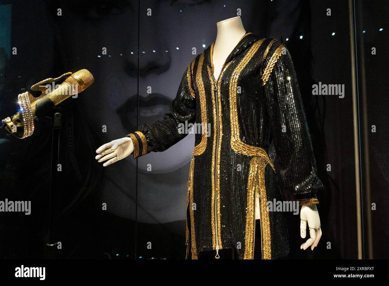 Taylor swift 2024 gold hi-res stock photography and images - Alamy