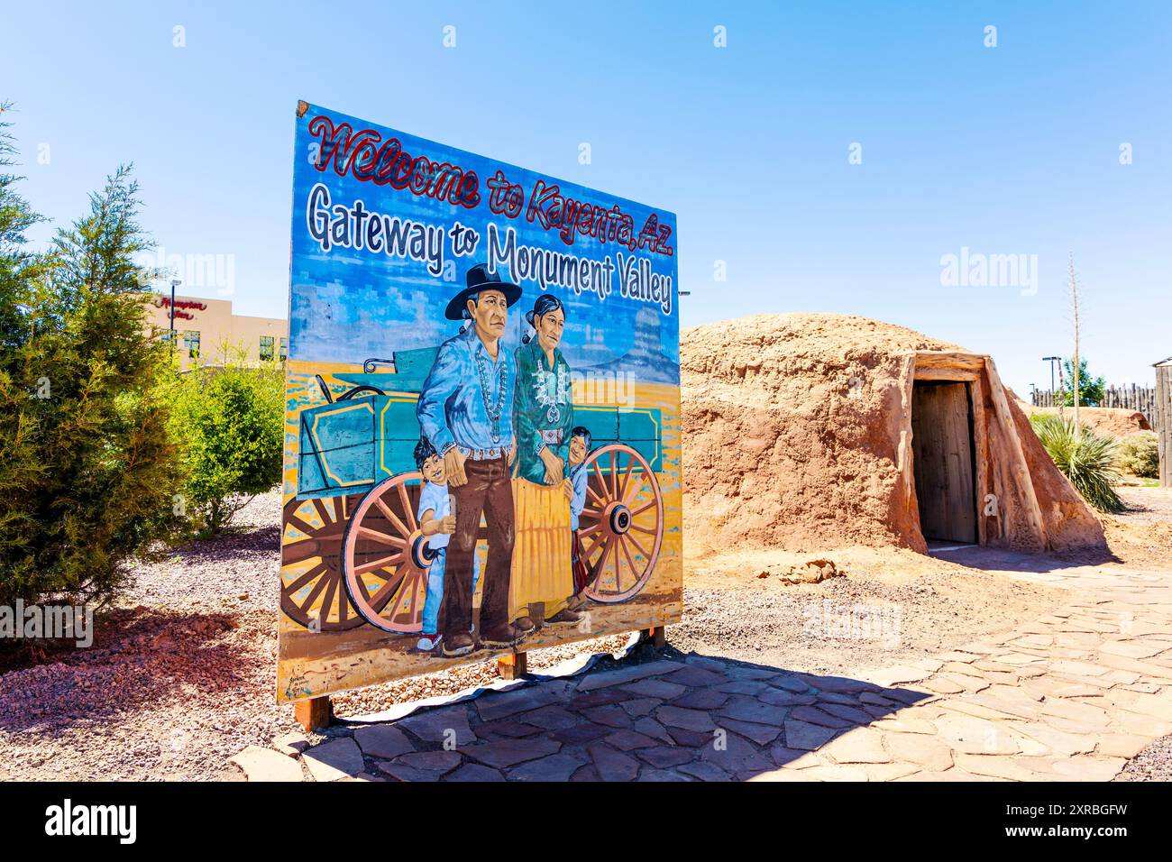 Welcome to Kayenta sign and a Navajo hogan, Navajo Shadehouse Museum ...
