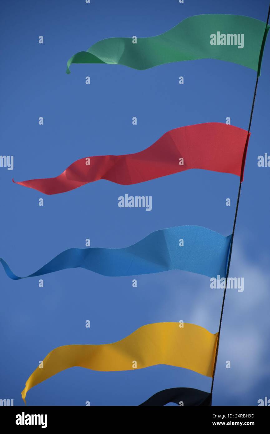 Des fanions colorés flottant au dessus d'une rue principale à Cambrai ...