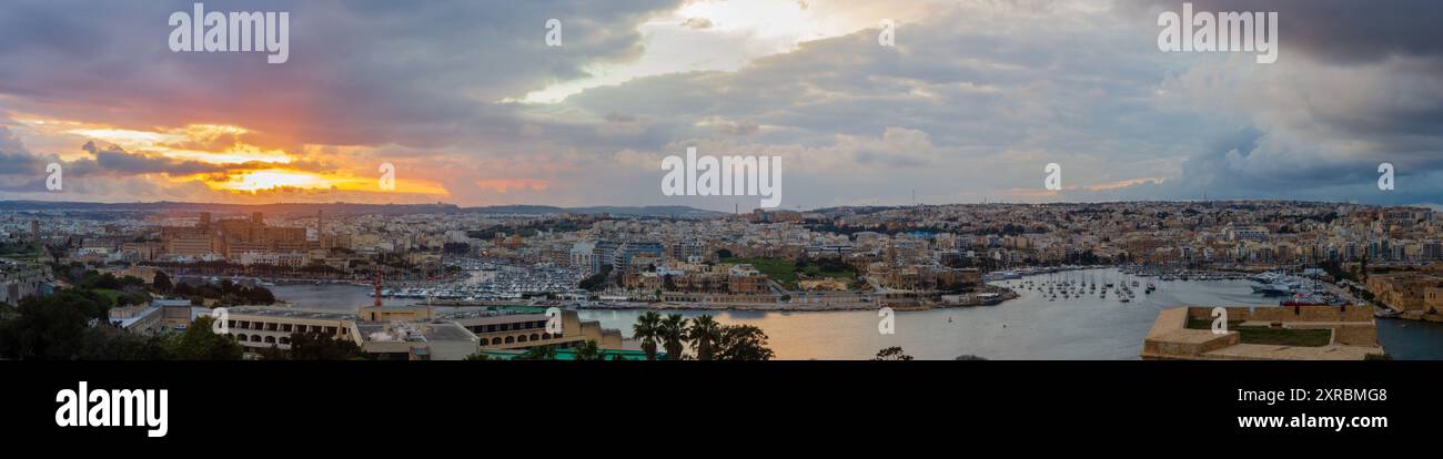A serene sunset over a famous urban skyline reflected in water Stock ...