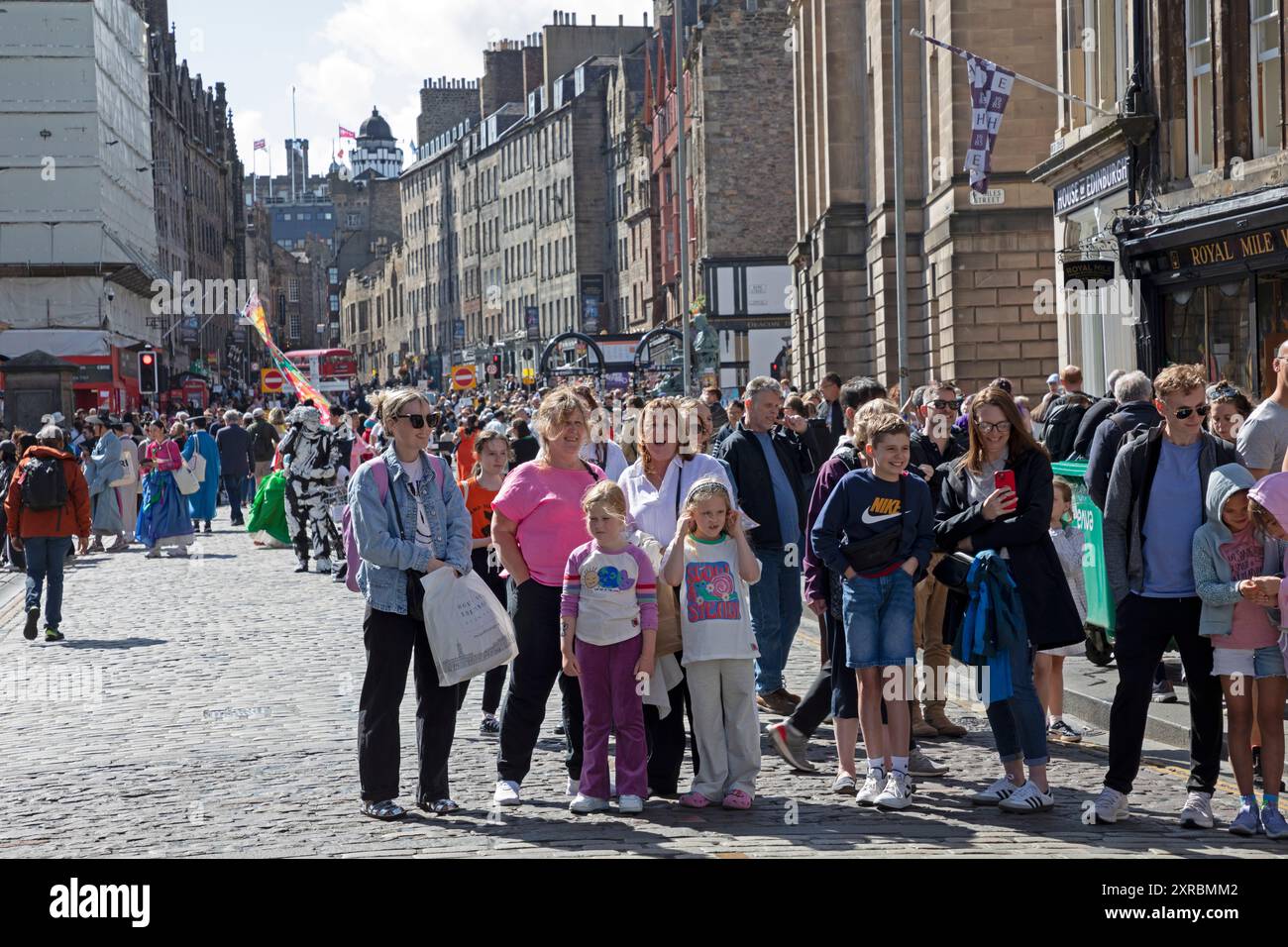 Royal Mile, Edinburgh Scotland, UK. 9 August 2024. Fiery Friday around ...