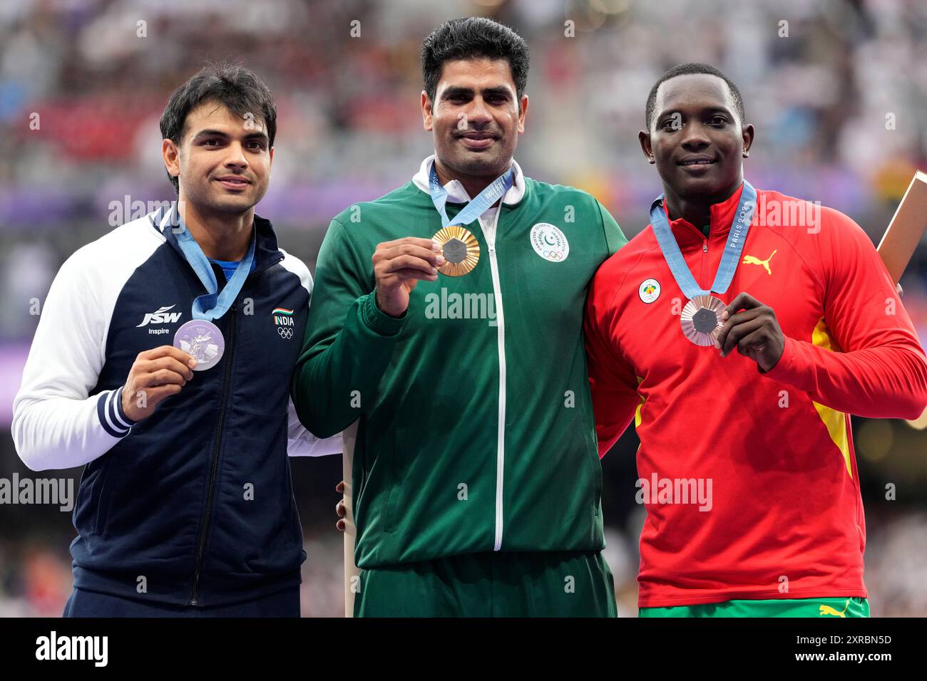 Men's javelin gold medalist, Arshad Nadeem, centre, of Pakistan, stands ...