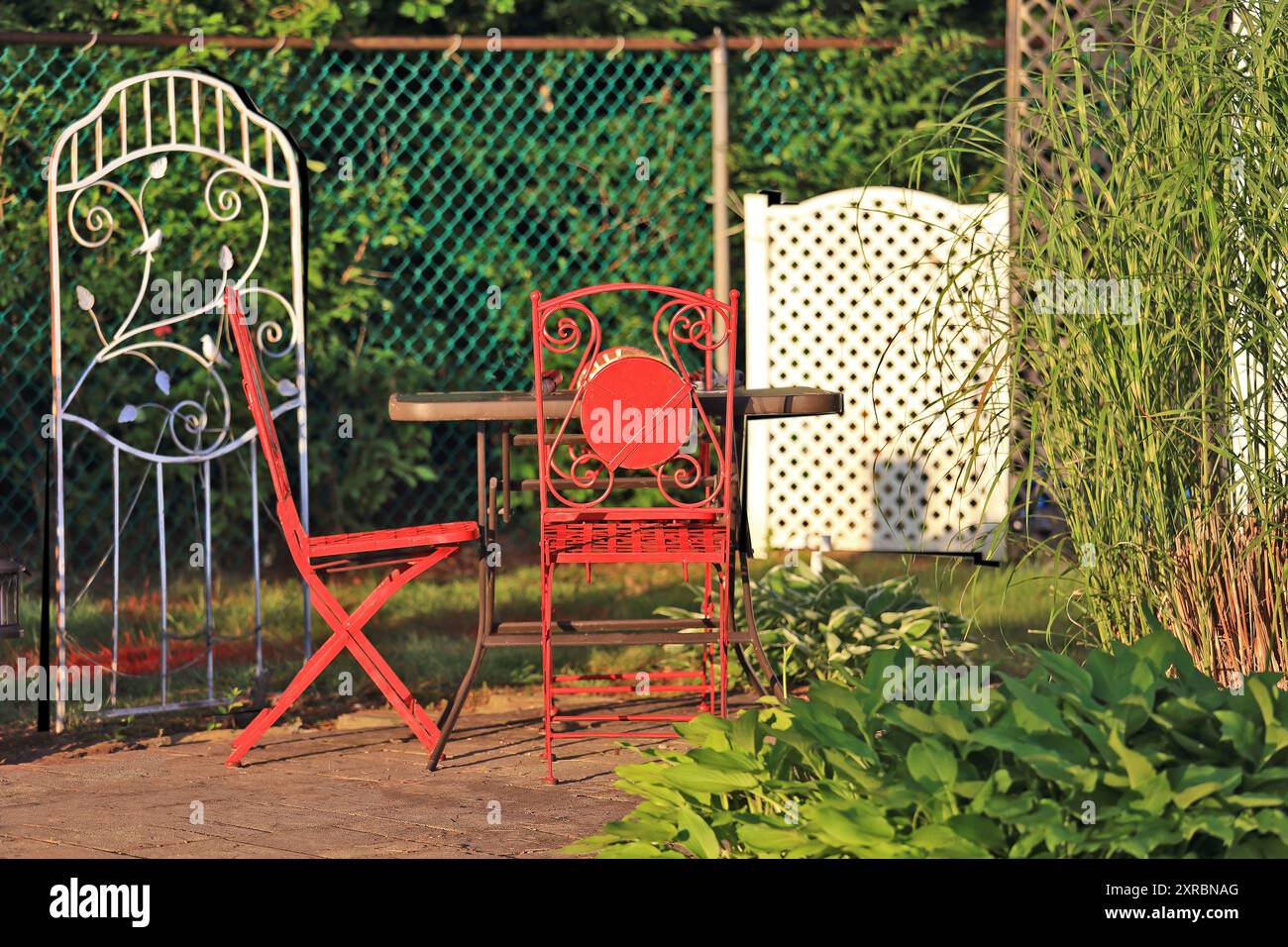 Backyard bistro set Long Island New York Stock Photo - Alamy