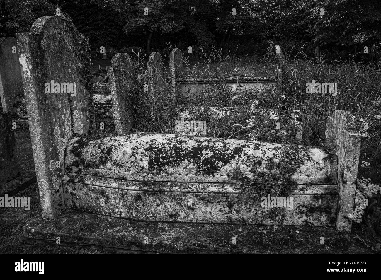 White tomb stones hi-res stock photography and images - Alamy