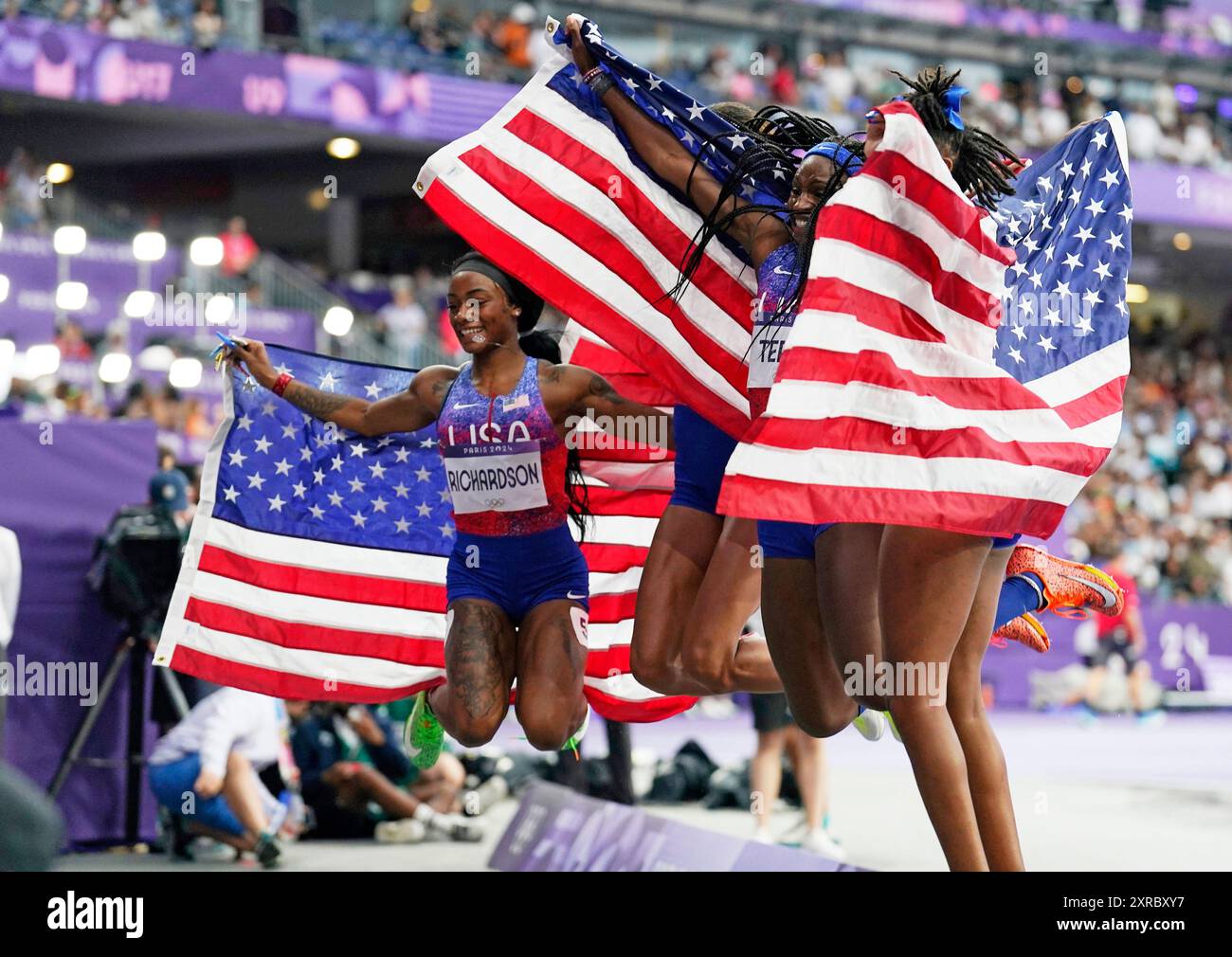 Paris, France. 09th Aug, 2024. Members of Team USA celebrate after ...