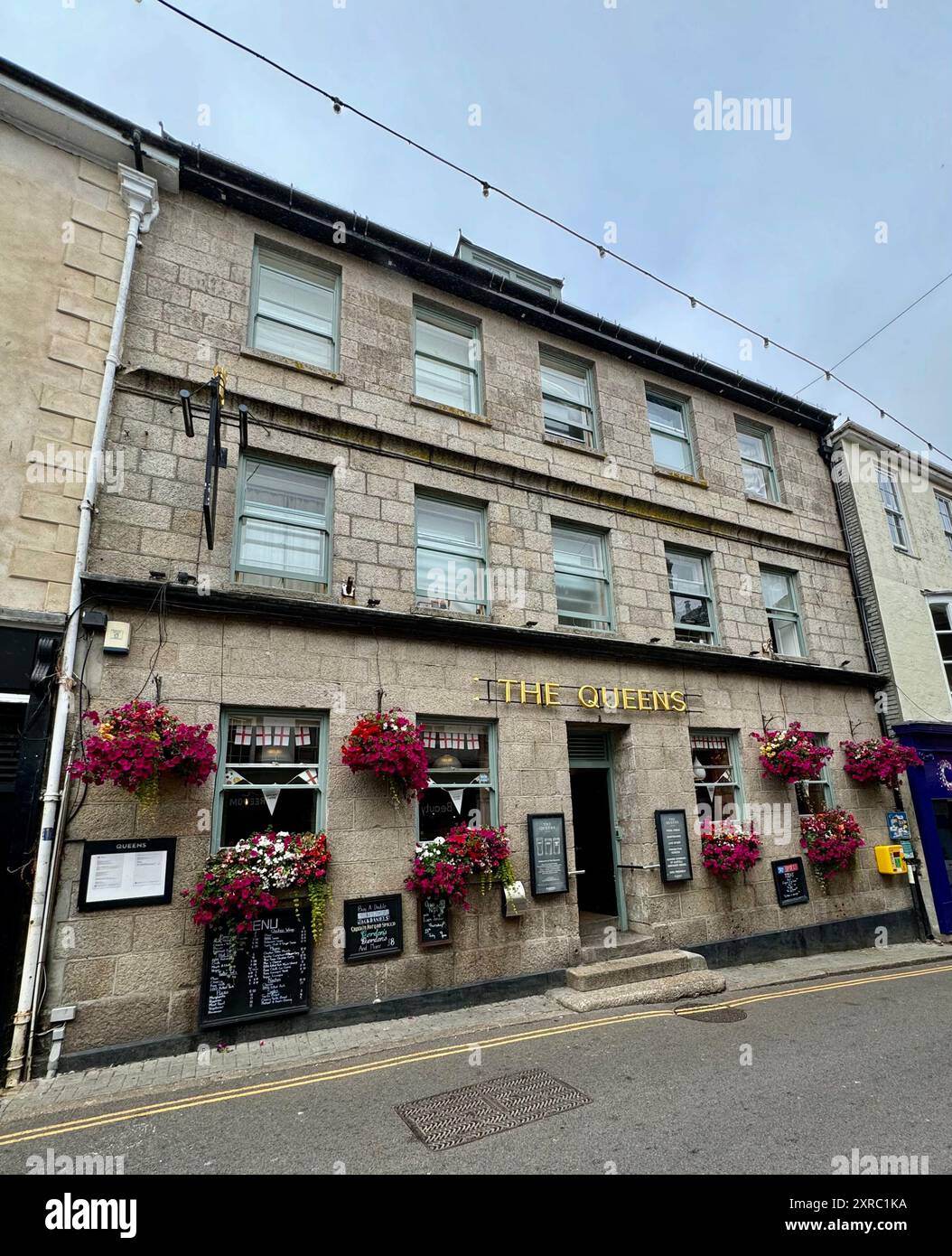 The Queens Pub on High St Stock Photo - Alamy