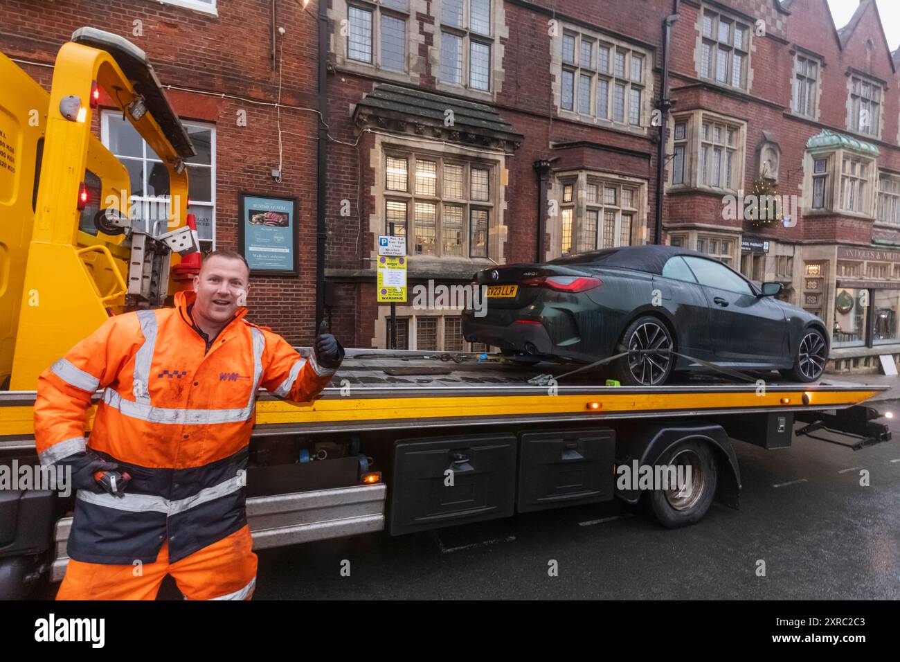 Towing illegally parked cars hi-res stock photography and images - Alamy