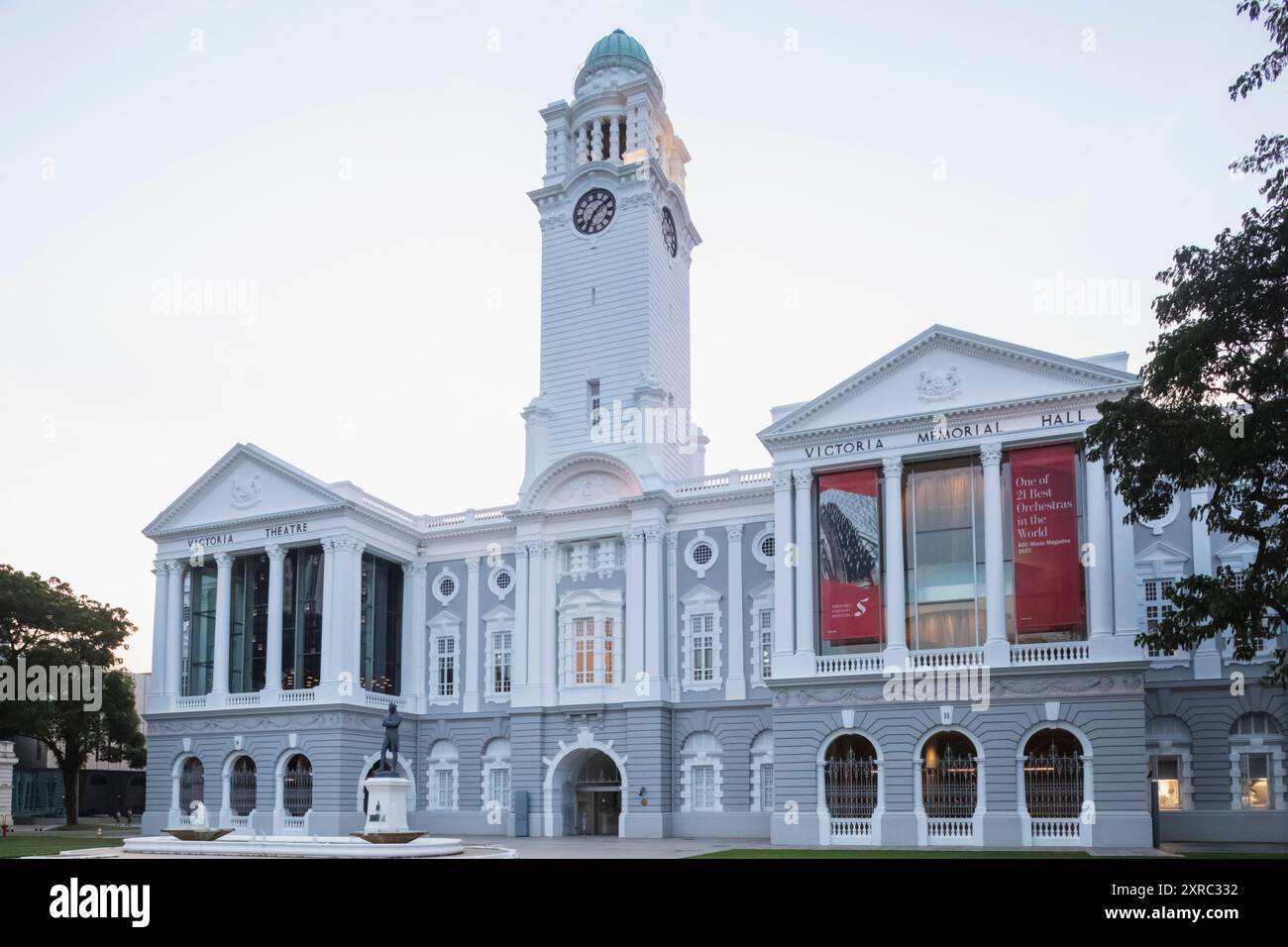 Asia, Singapore, Victoria Theatre and Victoria Memorial Hall Stock ...