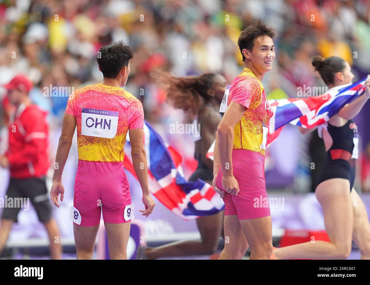 Paris, France. 9th Aug, 2024. Yan Haibin (R front) of team China reacts ...