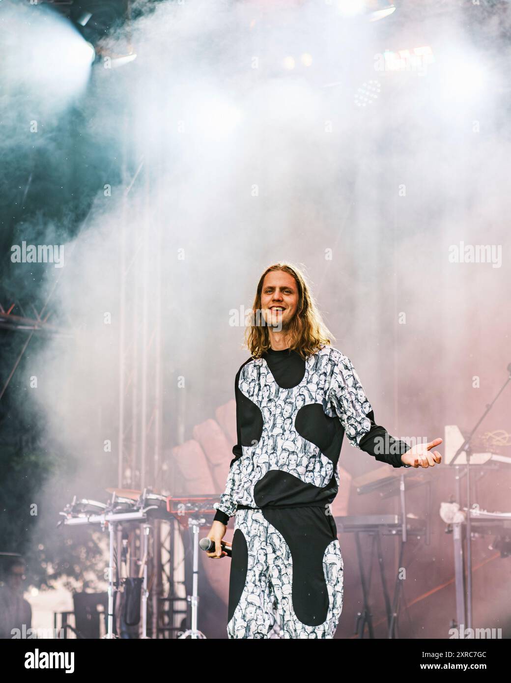 Performance outfit hi-res stock photography and images - Alamy
