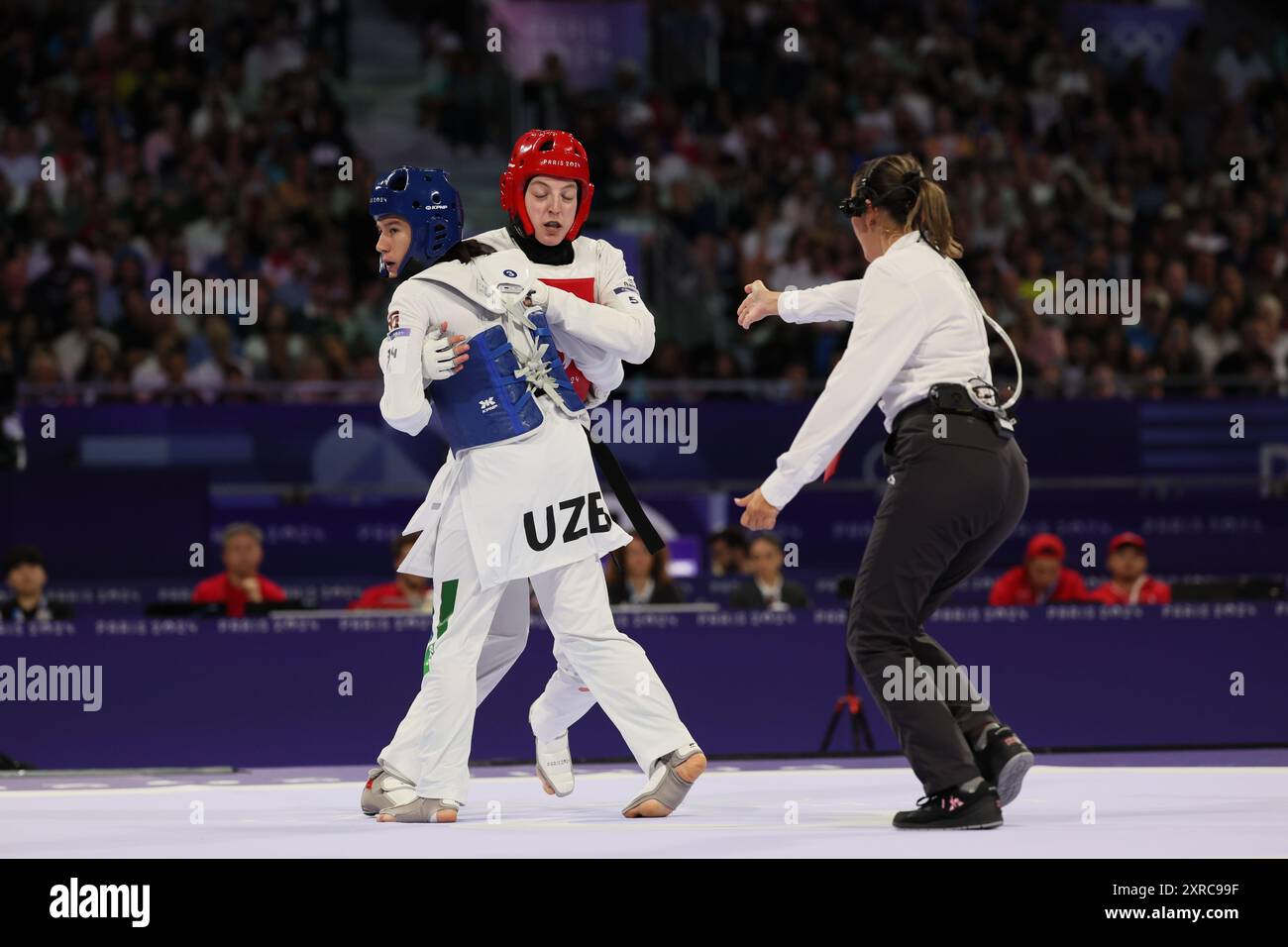 Paris, France. 09th Aug, 2024. Belgian taekwondoka Sarah Chaari (red ...