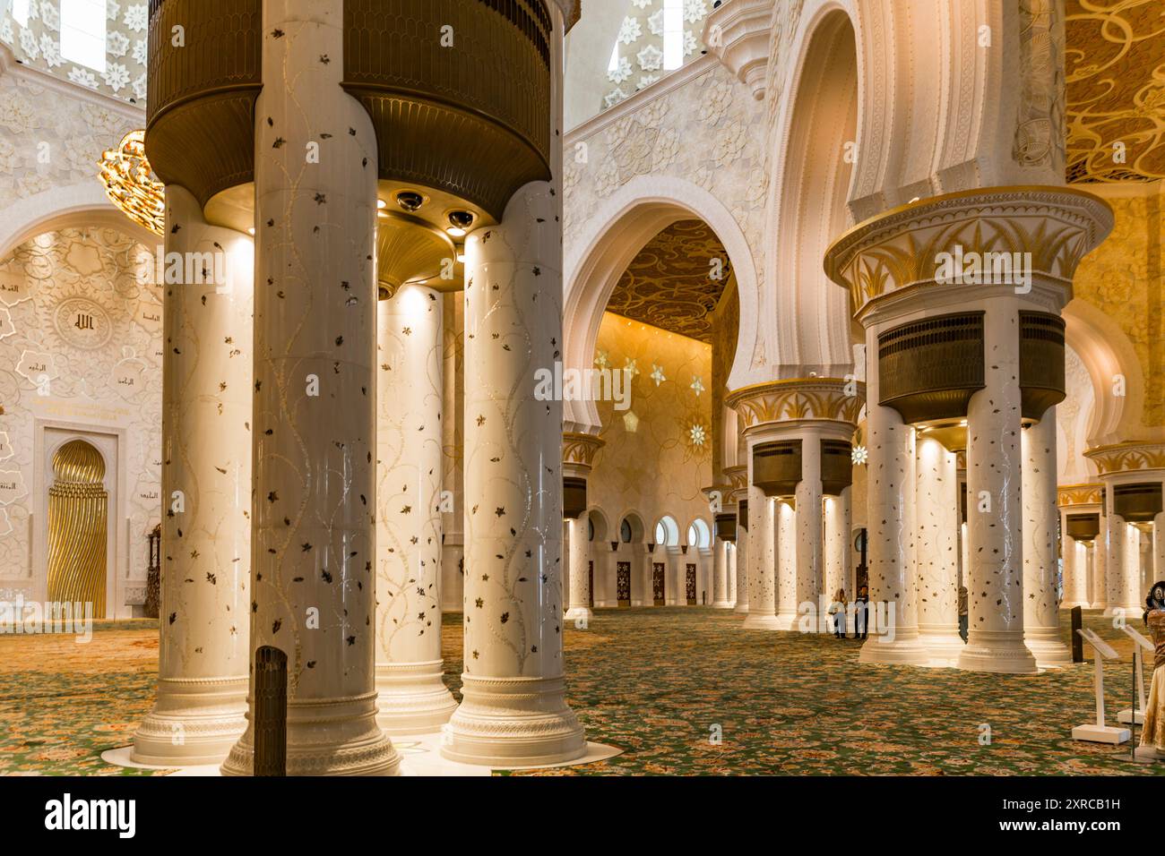 Decorated columns in the prayer hall, Sheikh Zayed Mosque, Grand Mosque ...