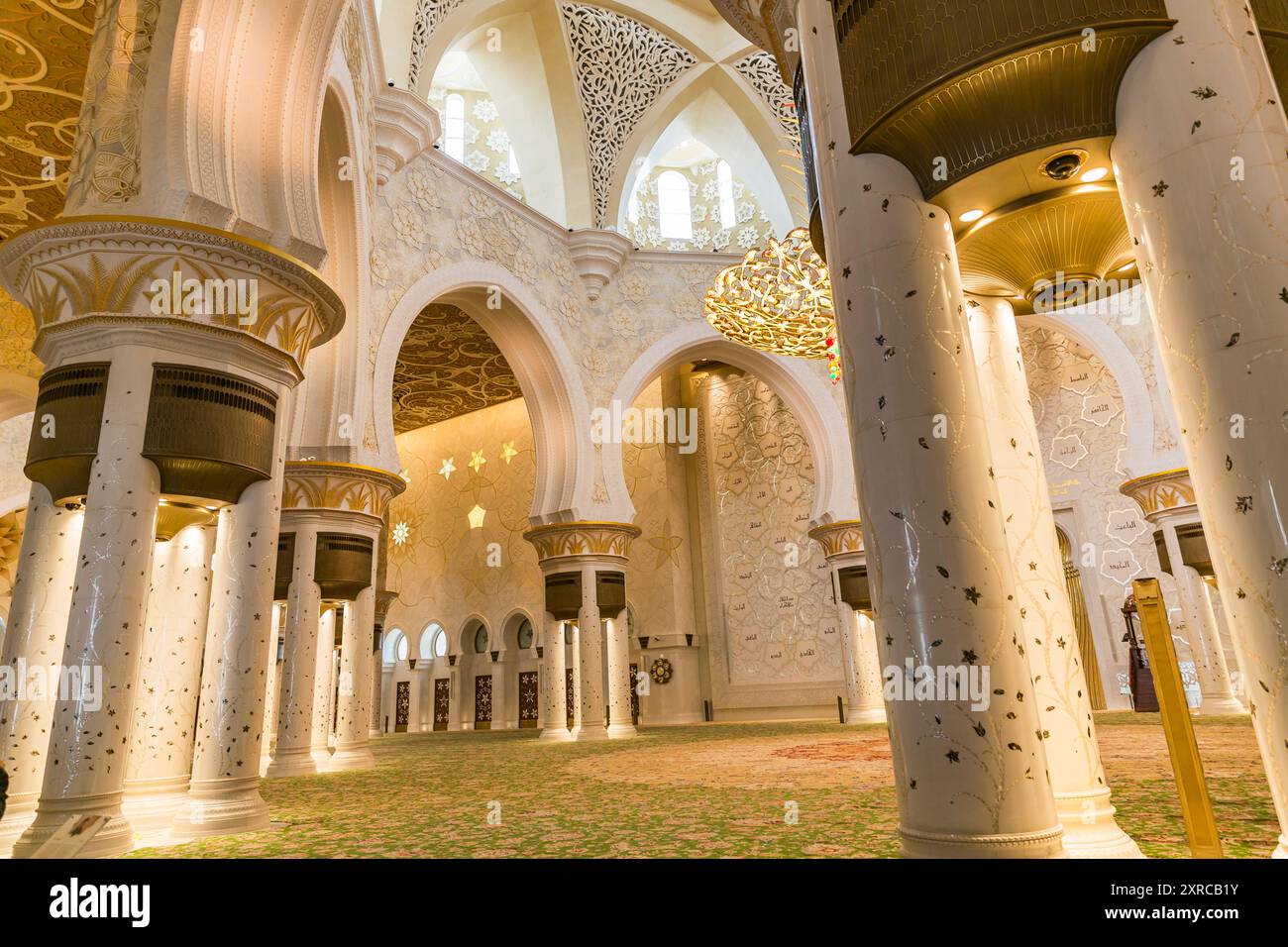 Prayer hall, largest hand-knotted carpet in the world, Sheikh Zayed ...
