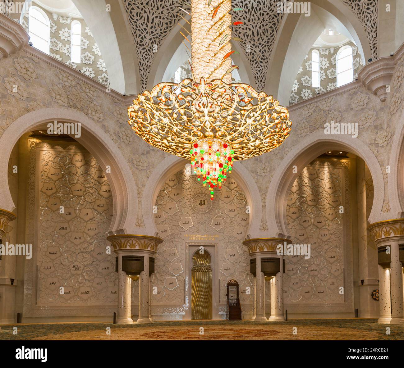 Prayer hall, Interior with chandelier, Sheikh Zayed Mosque, Grand ...