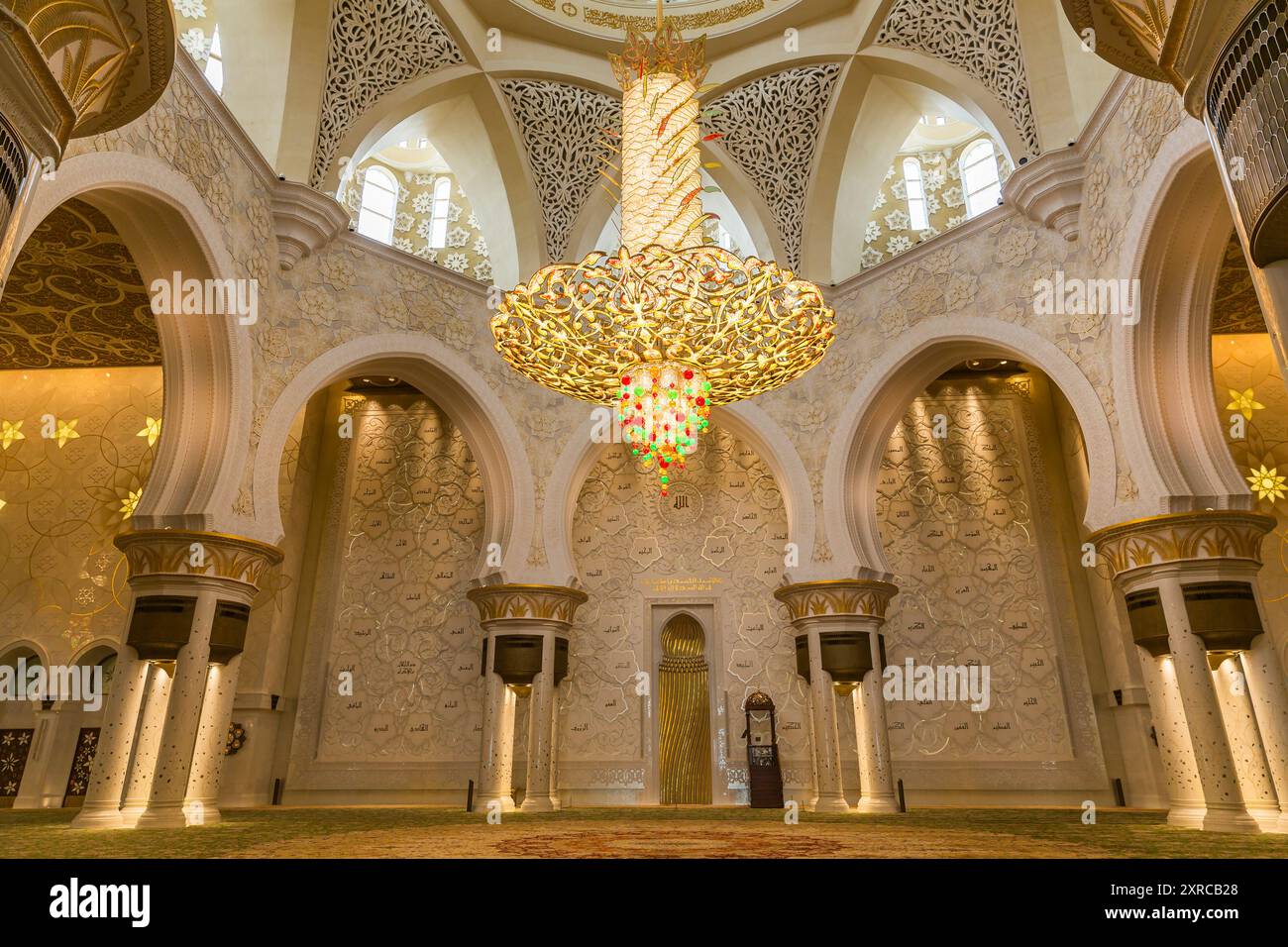 Prayer hall, Interior with chandelier, Sheikh Zayed Mosque, Grand ...